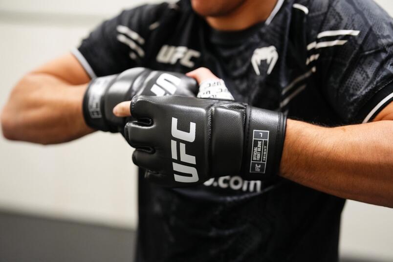 Confira todos os detalhes das novas luvas do UFC | UFC